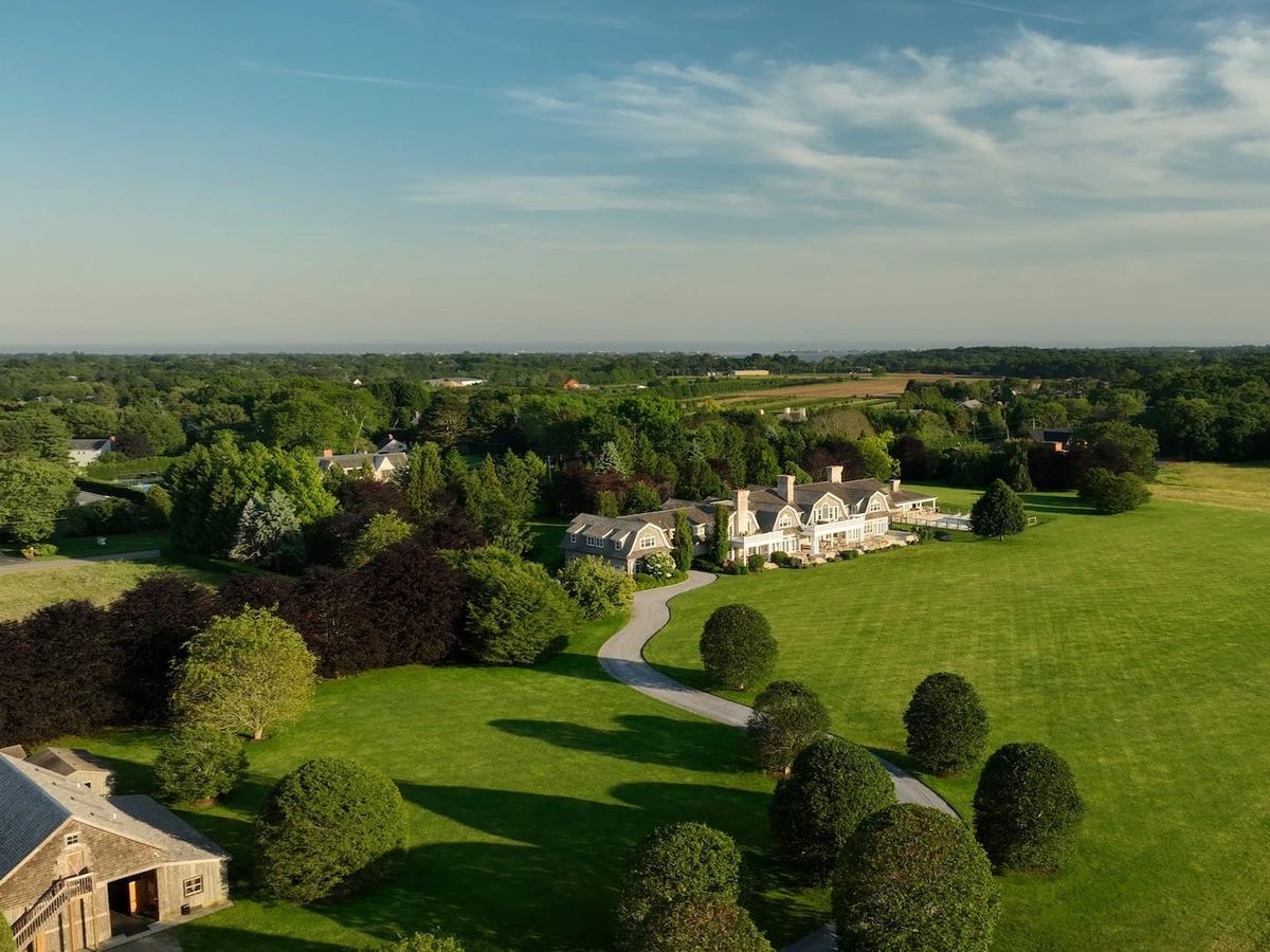 ニューヨーク州で最高の約190億円で売り出し中…馬術施設もある豪邸の中を見てみよう | Business Insider Japan