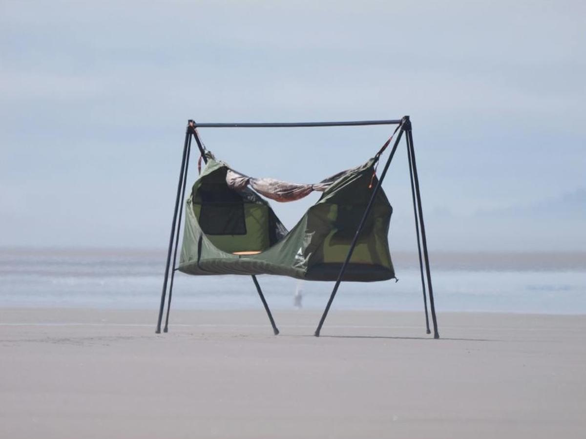今夜の寝床は空中です。凹凸が気にならない人気ハンモックテントが超軽量化されて新登場 | ライフハッカー・ジャパン