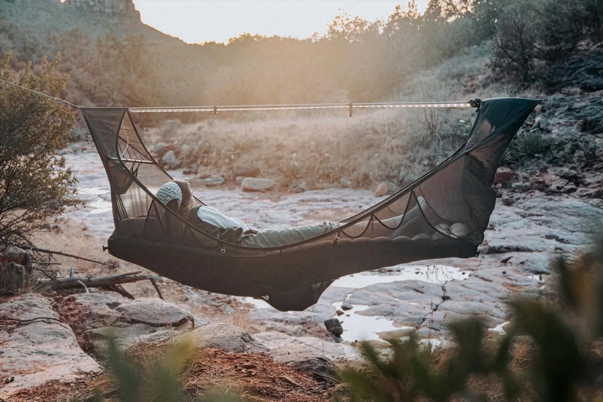 今夜の寝床は空中です。凹凸が気にならない人気ハンモックテントが超軽量化されて新登場 | ライフハッカー・ジャパン