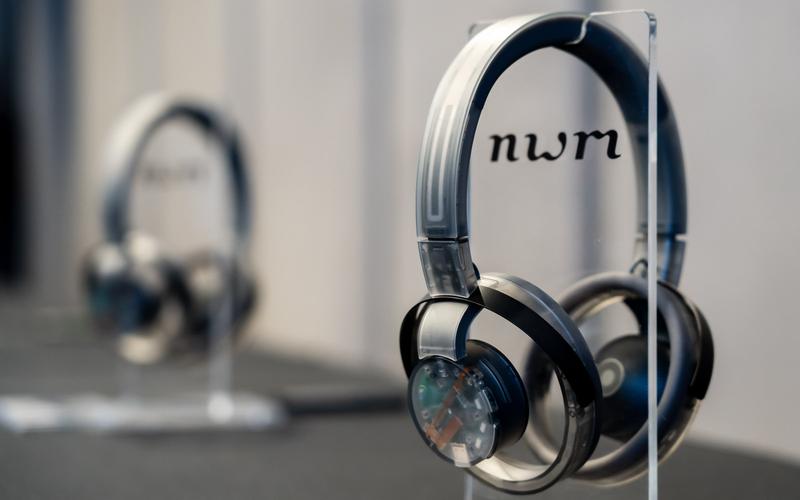 NTT独自技術の耳をふさがないヘッドホン「nwm ONE」に新色。「ながら聴き需要」拡大に乗る | Business Insider Japan
