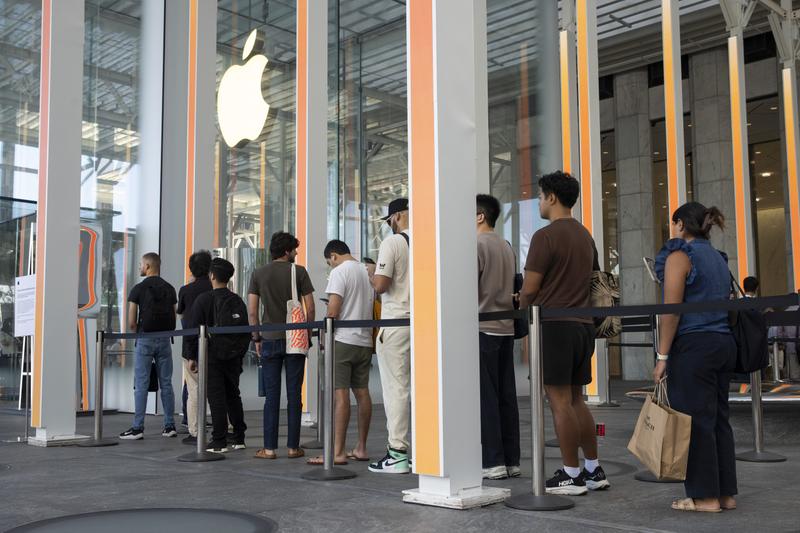 iPhone 17の売上が好調…アップルに10年以上ぶりのタイトルをもたらす | Business Insider Japan