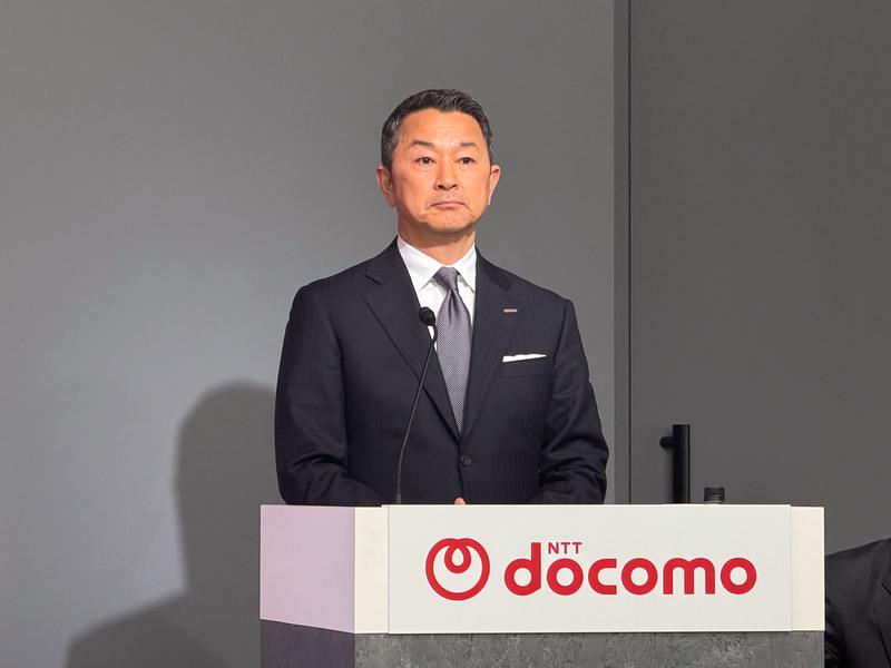 踏み切れないドコモの料金値上げ。「つながらない」利用者の声とNTT中期計画「重圧」の中で来期も減収へ | Business Insider Japan