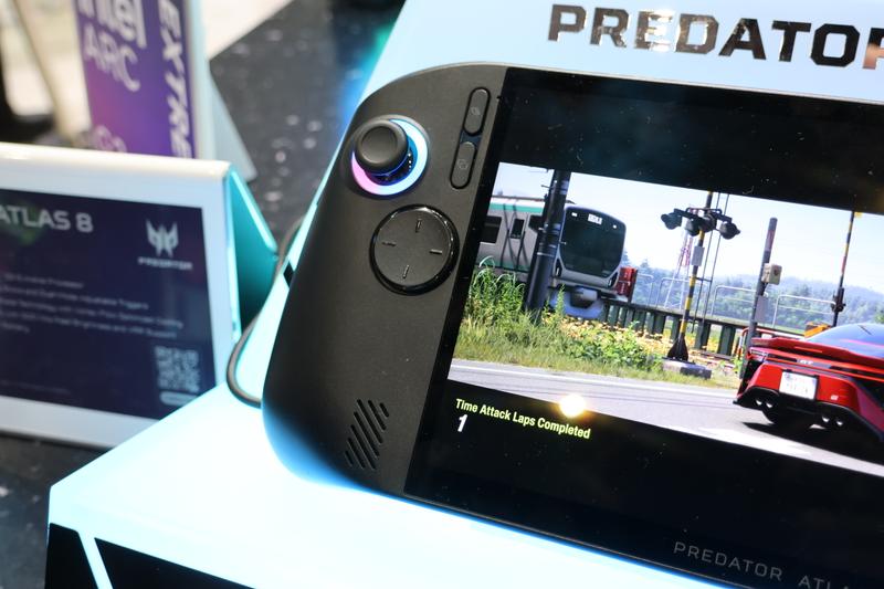 本気のインテル入ってる手持ちゲーミングPC「Acer Predator Atlas 8」 | ギズモード・ジャパン