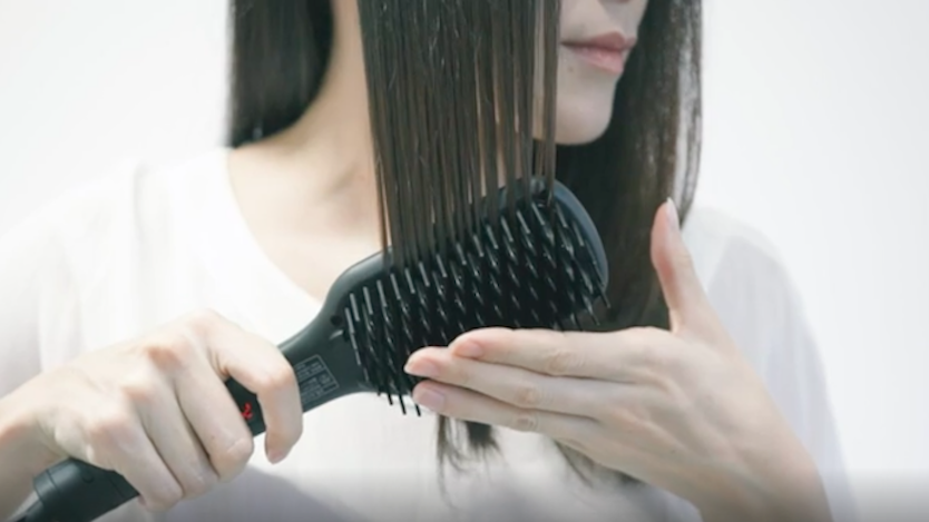 とかすだけでストレートヘアになるブラシ? 忙しい朝の救世主になってくれるかも Roomie(ルーミー)