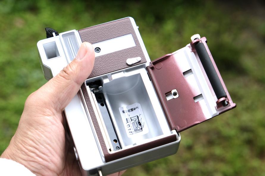 「紙にプリントするインスタントカメラ」で写真と一緒に生活を楽しむ、スマホと別にカメラを持つならコレかもね! Roomie(ルーミー)