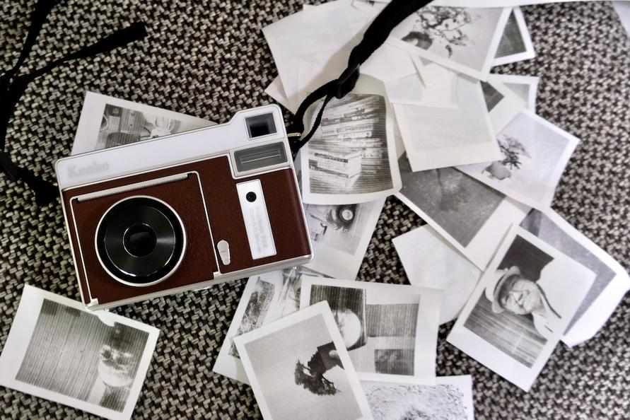 「紙にプリントするインスタントカメラ」で写真と一緒に生活を楽しむ、スマホと別にカメラを持つならコレかもね! Roomie(ルーミー)