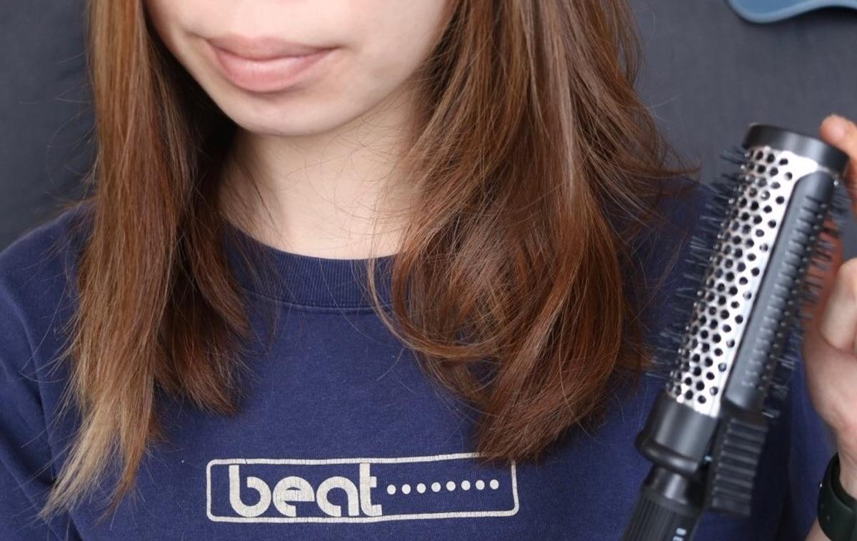 ダイソーの「クリップ熱伝導ヘアブラシ」が優秀すぎる！ ヘアアイロンを使わなくても、やわらかなカールが時短・手軽に完成～ Roomie（ルーミー）