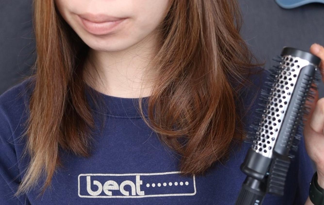 ダイソーの「クリップ熱伝導ヘアブラシ」が優秀すぎる！ ヘアアイロンを使わなくても、やわらかなカールが時短・手軽に完成～ Roomie（ルーミー）