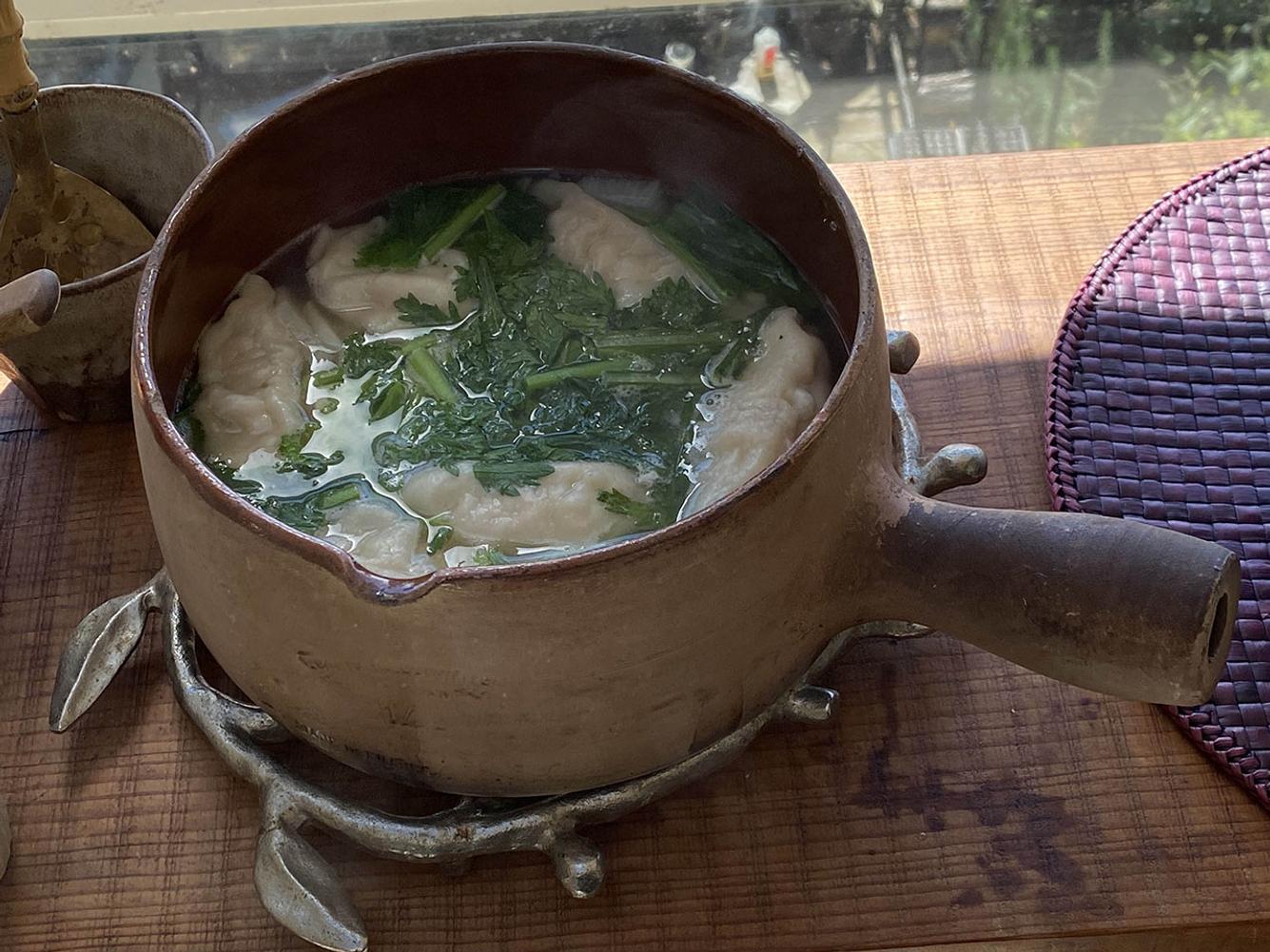 冷凍水餃子をかぶ入りのスープにして食べたら【こぐれひでこの「ごはん日記」】 Roomie(ルーミー)