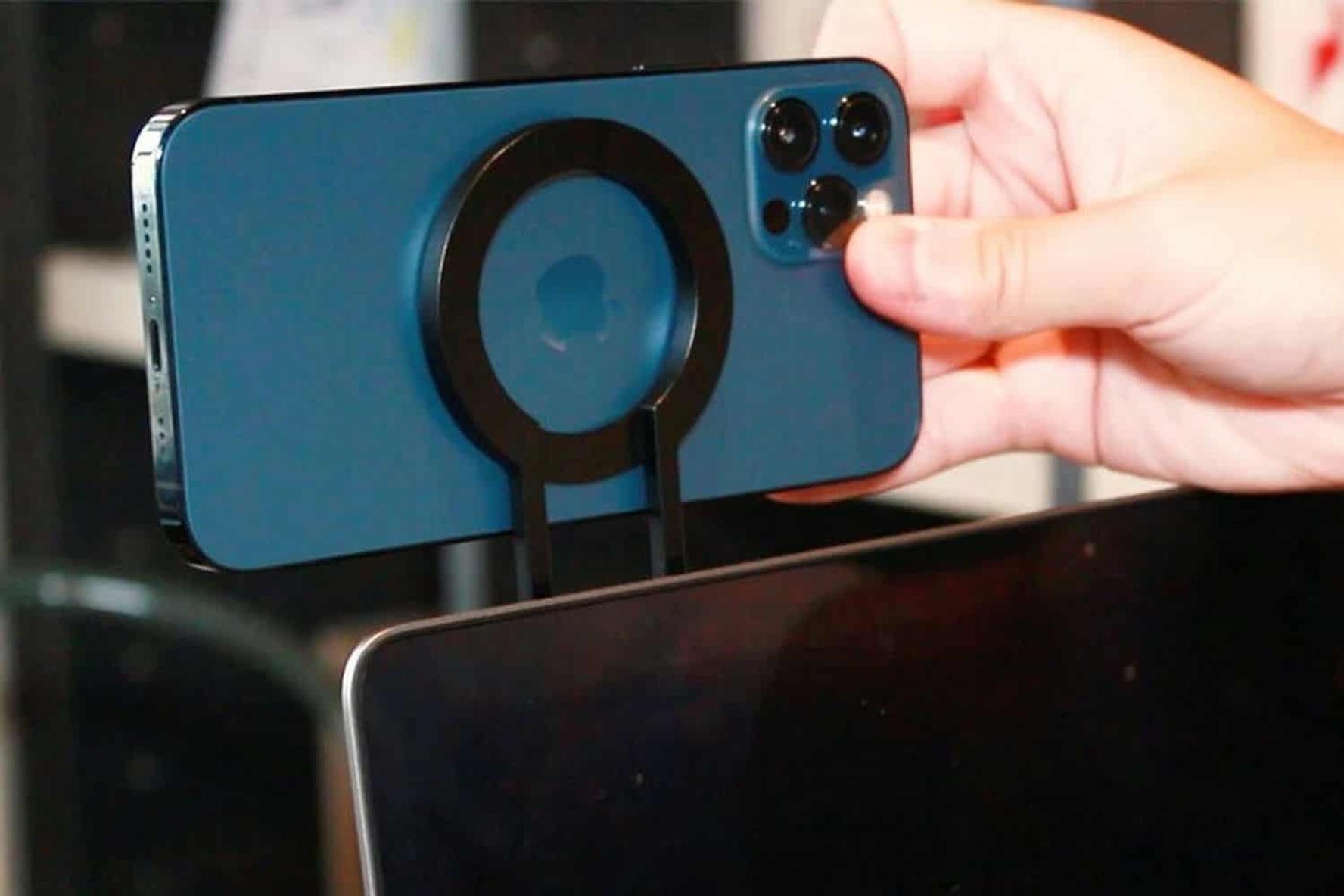 スマホをWebカメラ化。リバーシブルで使えるMagSafe対応スタンド | ROOMIE（ルーミー）