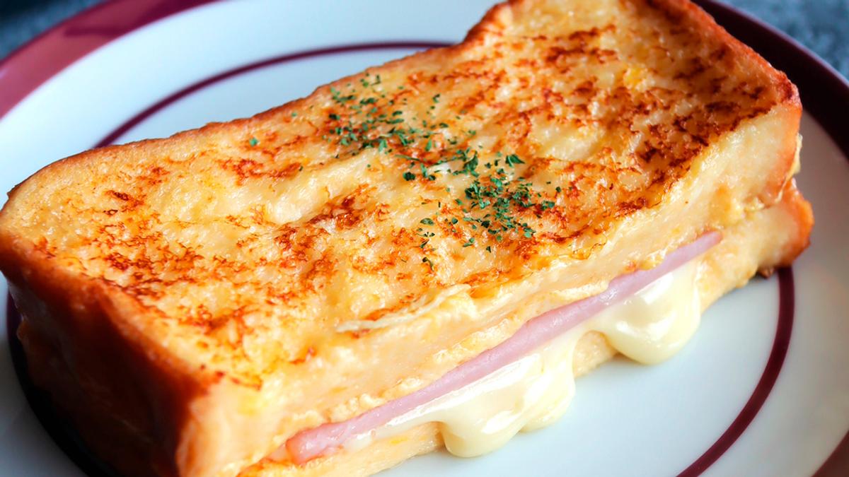 ふわとろ食感がたまらない韓国グルメ「ワンパントースト」をアレンジした「ハムとチーズのフレンチトースト」｜みんなのレシピ Roomie（ルーミー）