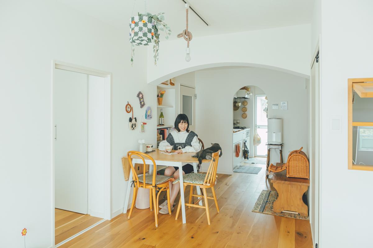 築43年の団地をリノベーション。アーチ型の入り口と室内窓がポイントの、猫と暮らす2LDK | ROOMIE（ルーミー）