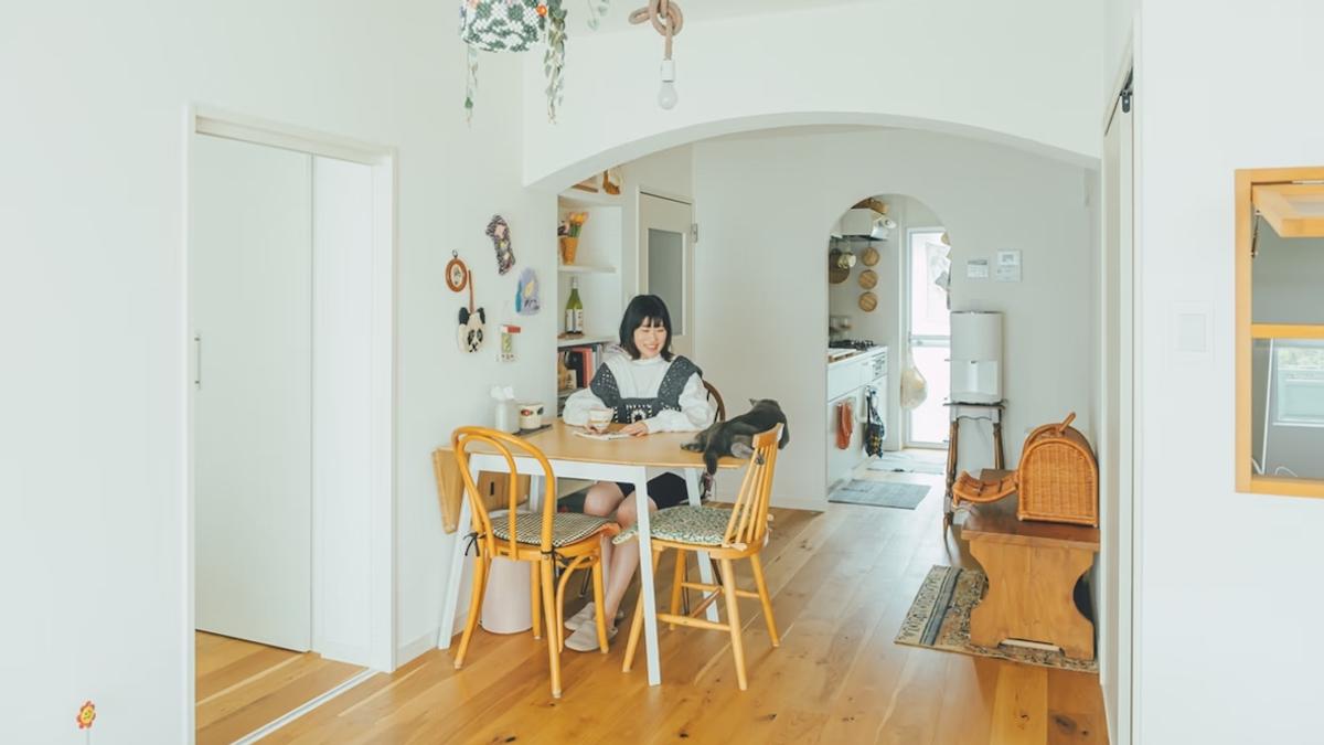 築43年の団地をリノベーション。アーチ型の入り口と室内窓がポイントの、猫と暮らす2LDK | ROOMIE（ルーミー）