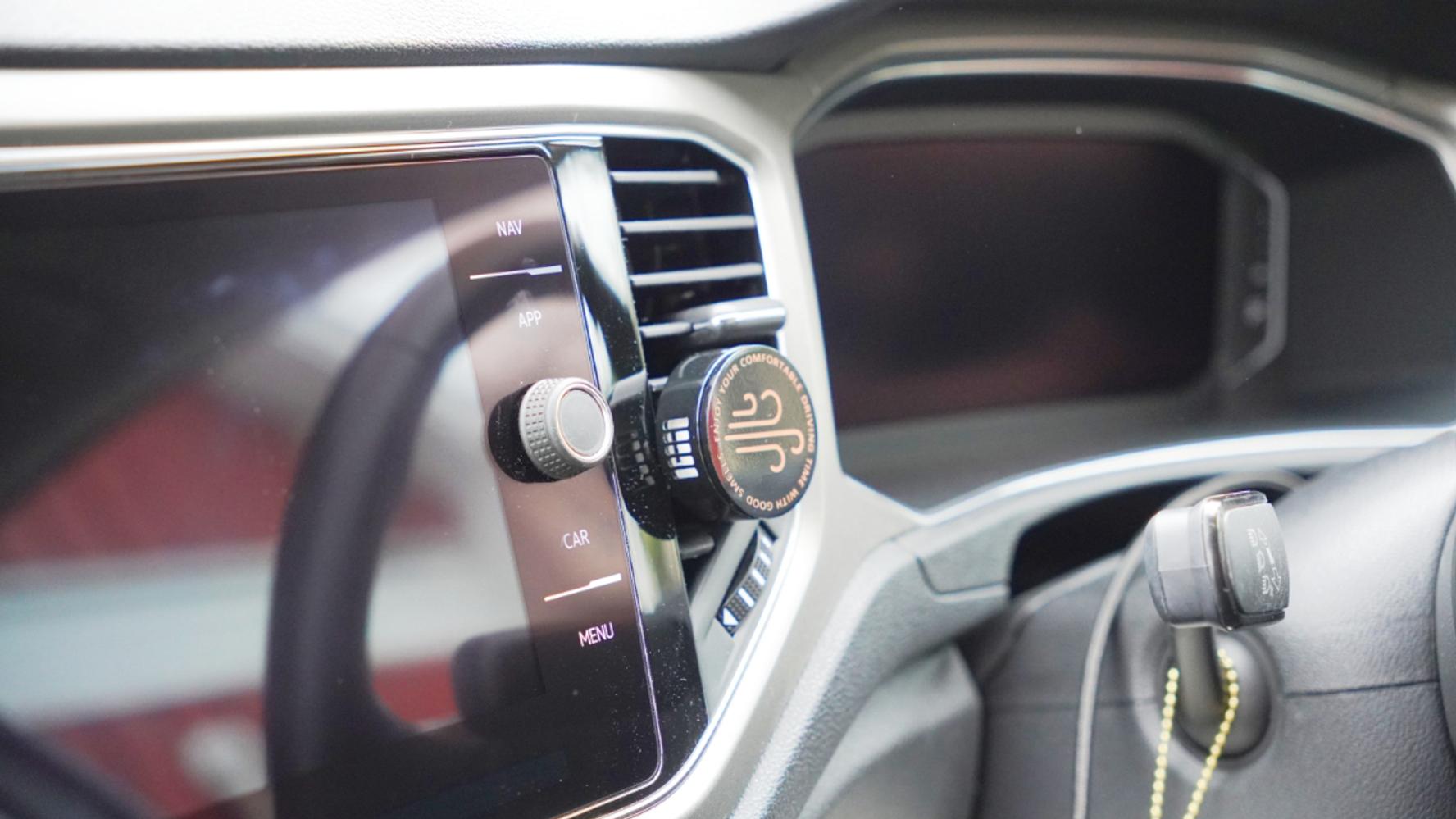 DULTONのカーフレグランスは強い香りが苦手な人におすすめ！ 9種類のデザインと香りから選べて、リフィルの取り付けも簡単 | ROOMIE（ルーミー）