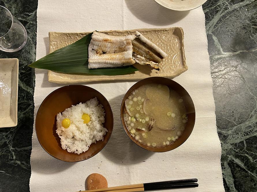 Toru君特製のサヨリの刺身と焼いた皮も美味しかった【こぐれひでこの「ごはん日記」】 Roomie(ルーミー)