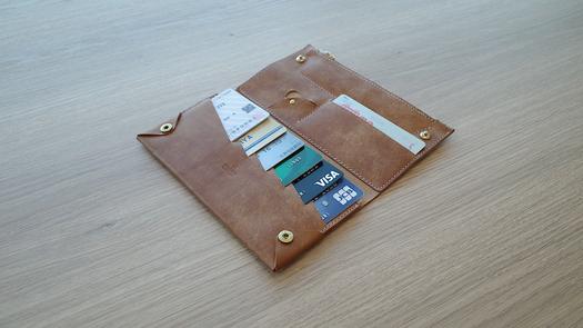 完璧を目指して作られた一枚革のコンパクト長財布「Uno」を使っ 完璧を目指して作られた一枚革のコンパクト長財布「Uno」を使っ