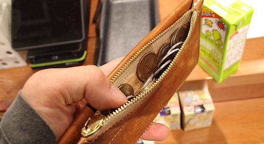 完璧を目指して作られた一枚革のコンパクト長財布「Uno」を使っ 完璧を目指して作られた一枚革のコンパクト長財布「Uno」を使っ