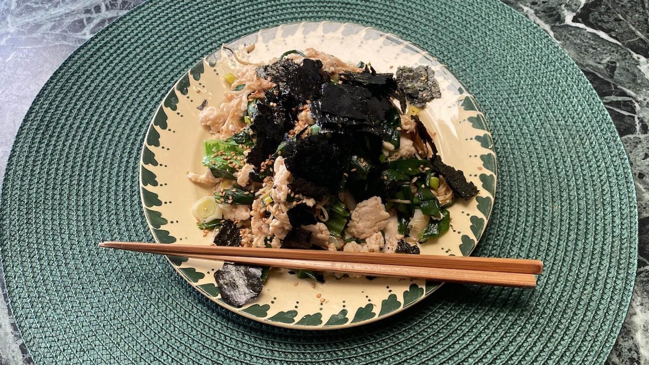 香港蝦麺でニラと鶏ひき肉入りの焼きそば【こぐれひでこの｢ごはん日記｣】 Roomie（ルーミー）