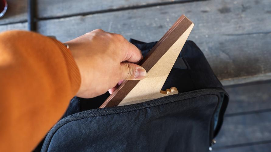 モバイルモニターは縦置きが正解!?省スペースで作業効率爆上がりな「WING BINDER」 | ROOMIE（ルーミー）