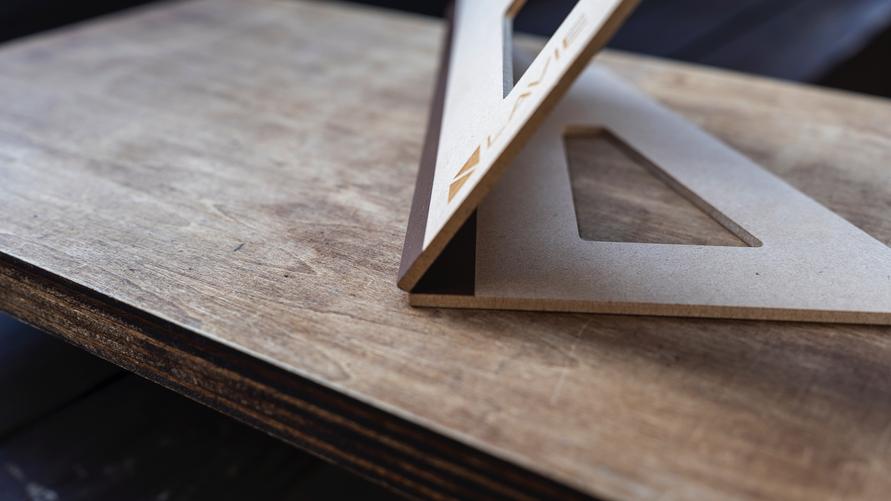 モバイルモニターは縦置きが正解!?省スペースで作業効率爆上がりな「WING BINDER」 | ROOMIE（ルーミー）