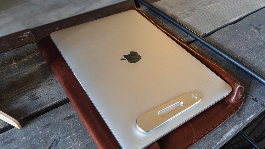 モバイルモニターは縦置きが正解!?省スペースで作業効率爆上がりな「WING BINDER」 | ROOMIE（ルーミー）