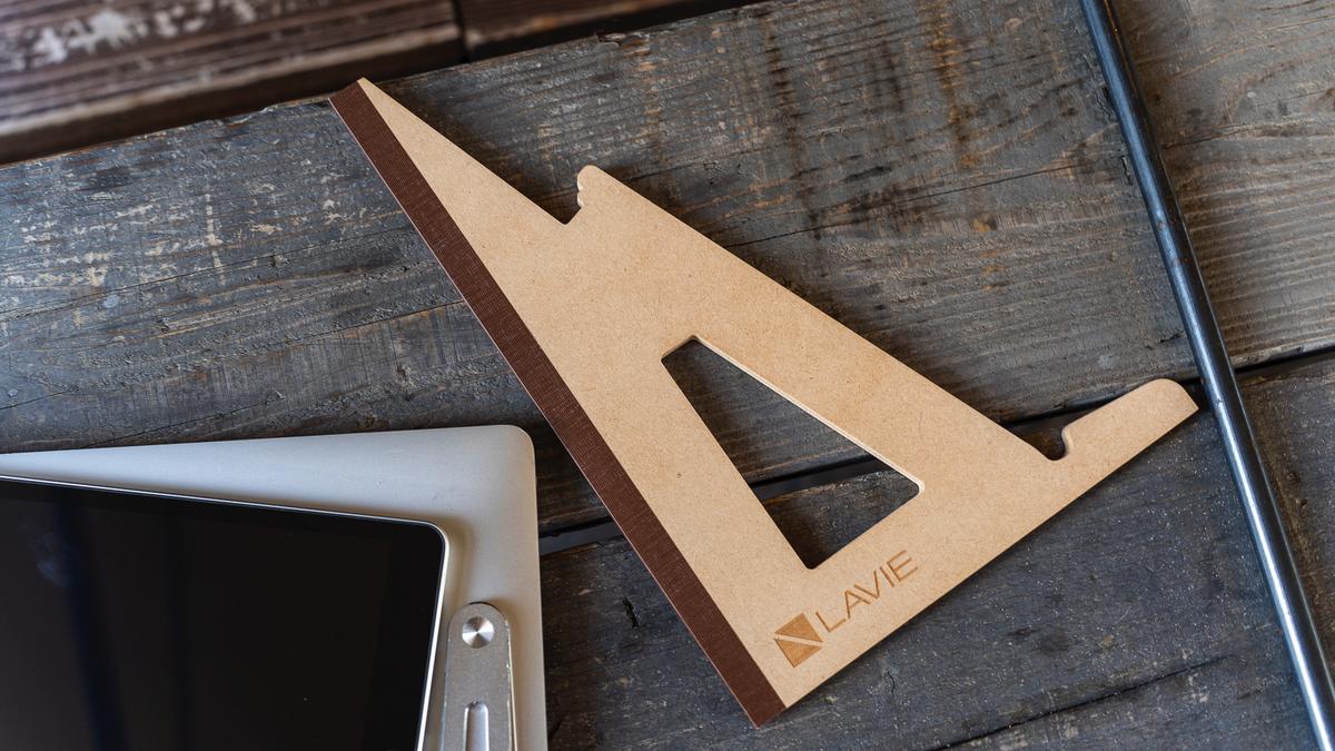 モバイルモニターは縦置きが正解!?省スペースで作業効率爆上がりな「WING BINDER」 | ROOMIE（ルーミー）