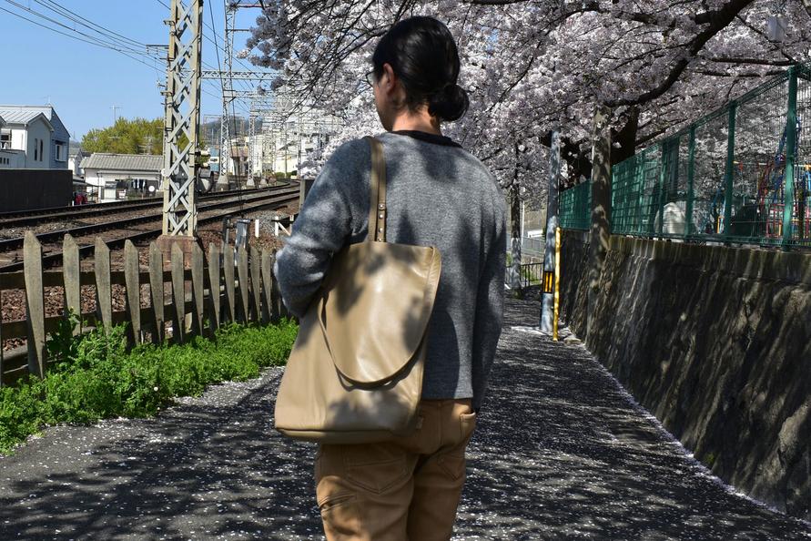 程よい上品さでスーツにも普段着にも合う。”洗える”本革製2WAYトート | ROOMIE（ルーミー）