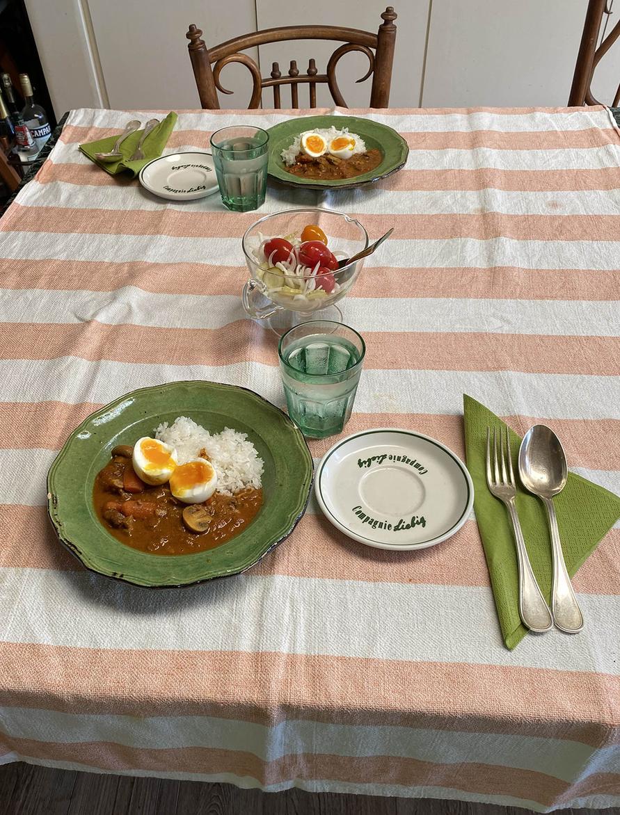 冷凍してあった牛すじカレーに半熟卵をのせたもの【こぐれひでこの「ごはん日記」】 Roomie(ルーミー)