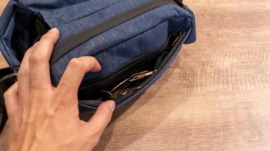 旅行から日常まで使える！ 快適さを追求した「QUICK PACK」ボディバッグの魅力とは？ | ROOMIE（ルーミー）