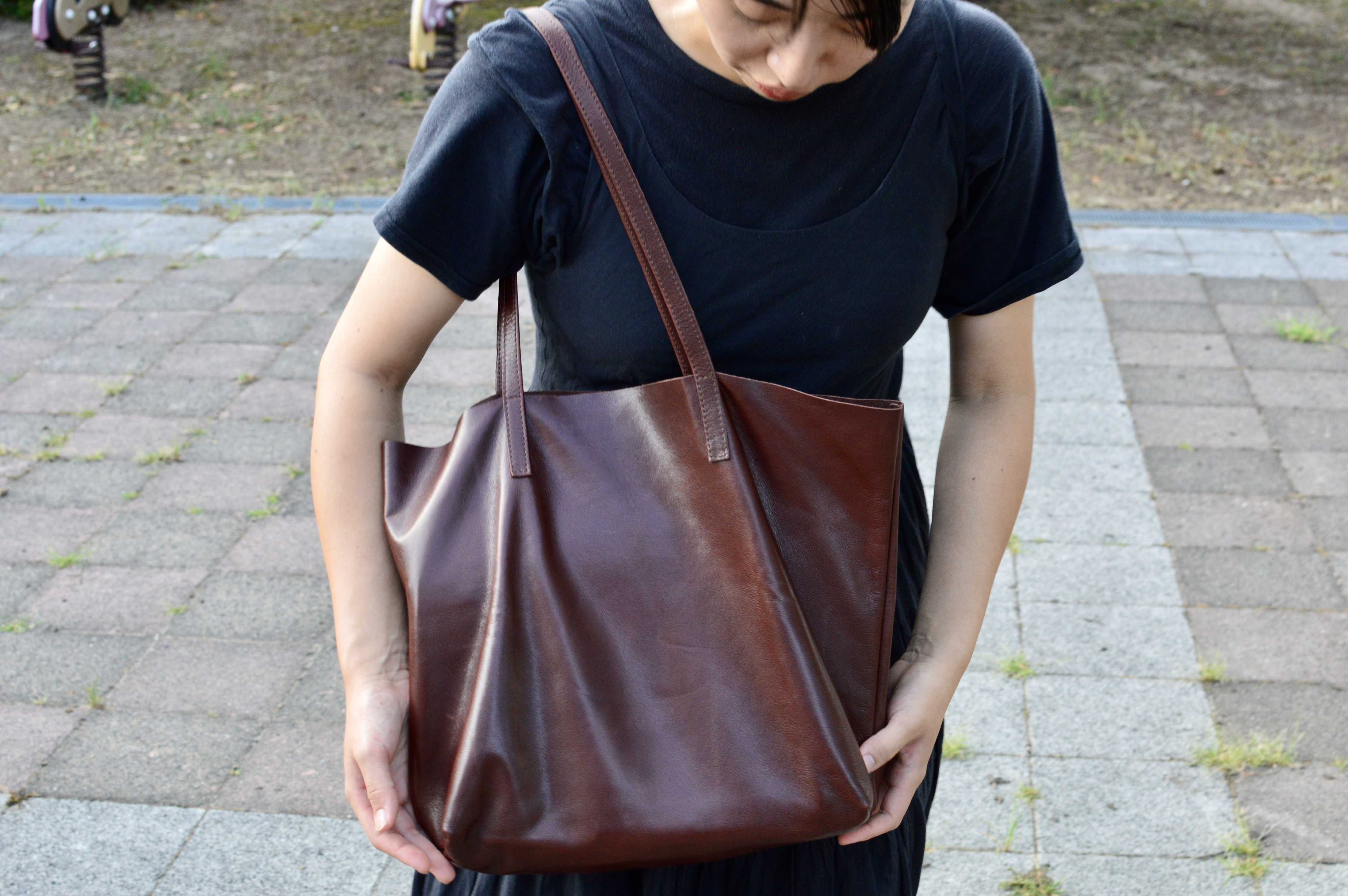 この革がデッドストックなんて…！行き場のなかった革が、実用的なトートバッグに大変身 | ROOMIE（ルーミー）