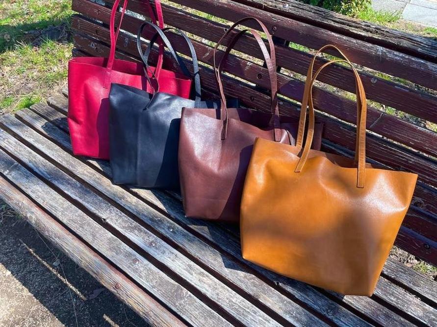 デッドストックの革が毎日使えるトートバッグに。超軽量で折り畳みもできちゃうよ | ROOMIE（ルーミー）
