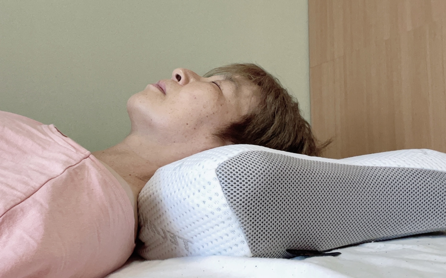 しっかり首を支えてくれて、寝ながら読書に最適な枕「DEEP SLEEPER」 | ROOMIE（ルーミー）