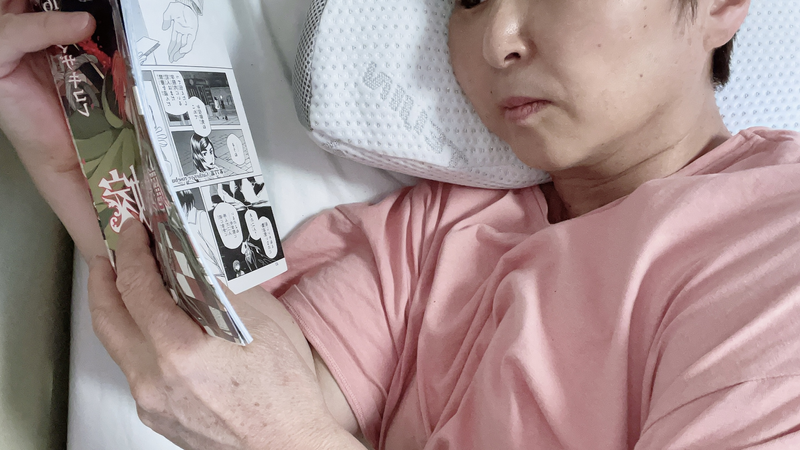 しっかり首を支えてくれて、寝ながら読書に最適な枕「DEEP SLEEPER」 | ROOMIE（ルーミー）