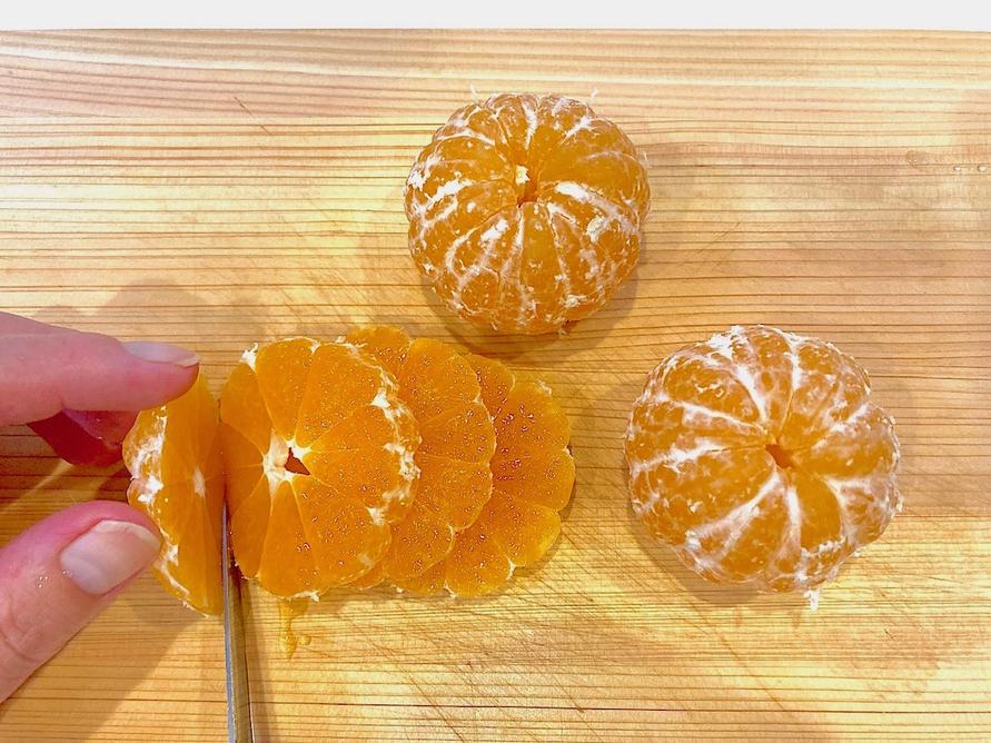 皮をむいて食べるだけじゃもったいない。みかんをおしゃれな前菜にする方法|キッチンにひと工夫 Roomie(ルーミー)