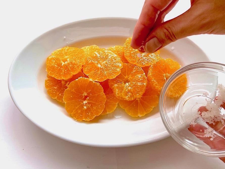 皮をむいて食べるだけじゃもったいない。みかんをおしゃれな前菜にする方法|キッチンにひと工夫 Roomie(ルーミー)
