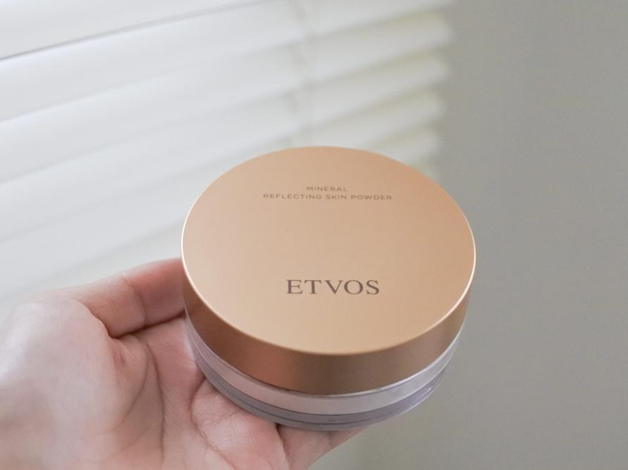 ETVOSの新作は「素肌がきれいな人」に見せてくれる！これぞ理想のフェイスパウダーだ〜 | ROOMIE（ルーミー）