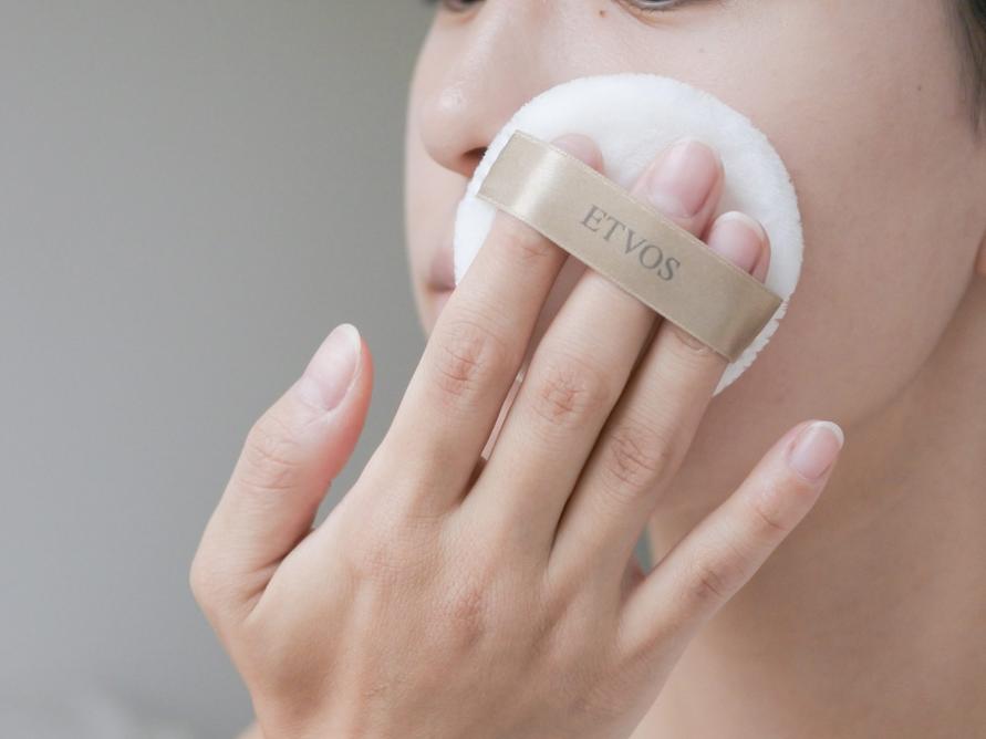 ETVOSの新作は「素肌がきれいな人」に見せてくれる！これぞ理想のフェイスパウダーだ〜 | ROOMIE（ルーミー）