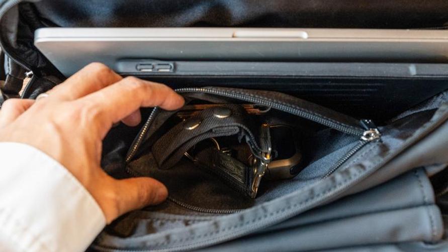 “ちょうど中間”の容量を探していたあなたへ。ボディバッグ「QUICK PACK13’」が最適解かも？ | ROOMIE（ルーミー）