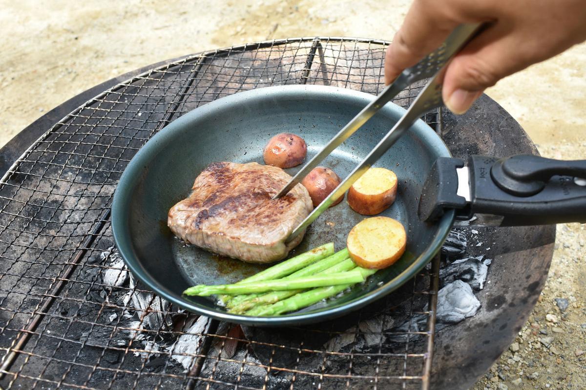 ソロキャンパーも舌鼓必至。厚み自慢のアウトドアフライパンを試してみた | ROOMIE（ルーミー）