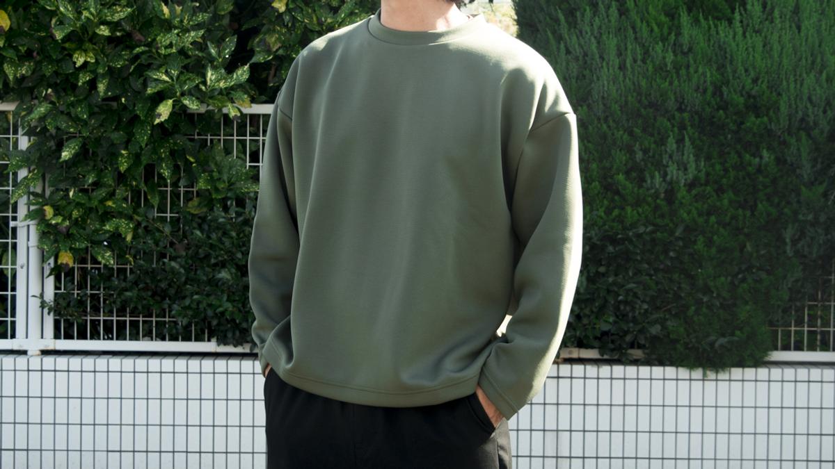 MUJI Laboの「二重編みスウェットプルオーバー」の、色とシルエットに一目ぼれ！ これからの季節に絶対便利な1着です | ROOMIE（ルーミー）