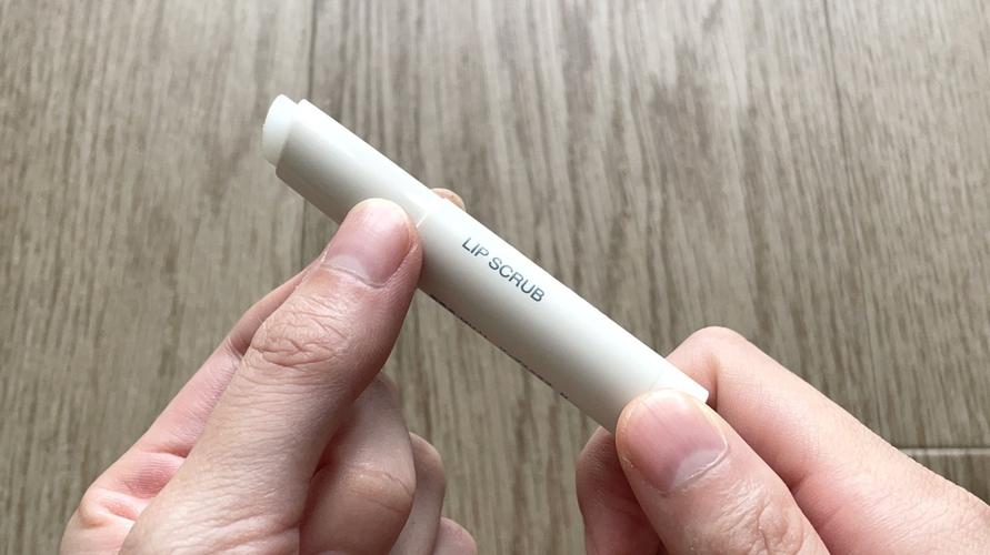 無印良品の新作「リップスクラブ」は、リップ感覚で塗れて・ベタつかず潤う！荒れやすい唇に試したよ Roomie（ルーミー）