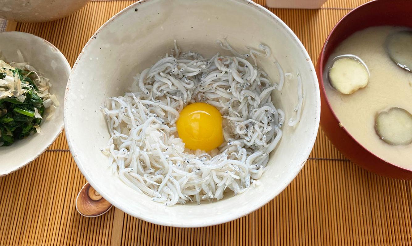 チキチータの卵と紋四郎丸の釜揚げしらすで卵かけご飯【こぐれひでこの「ごはん日記」】 Roomie(ルーミー)