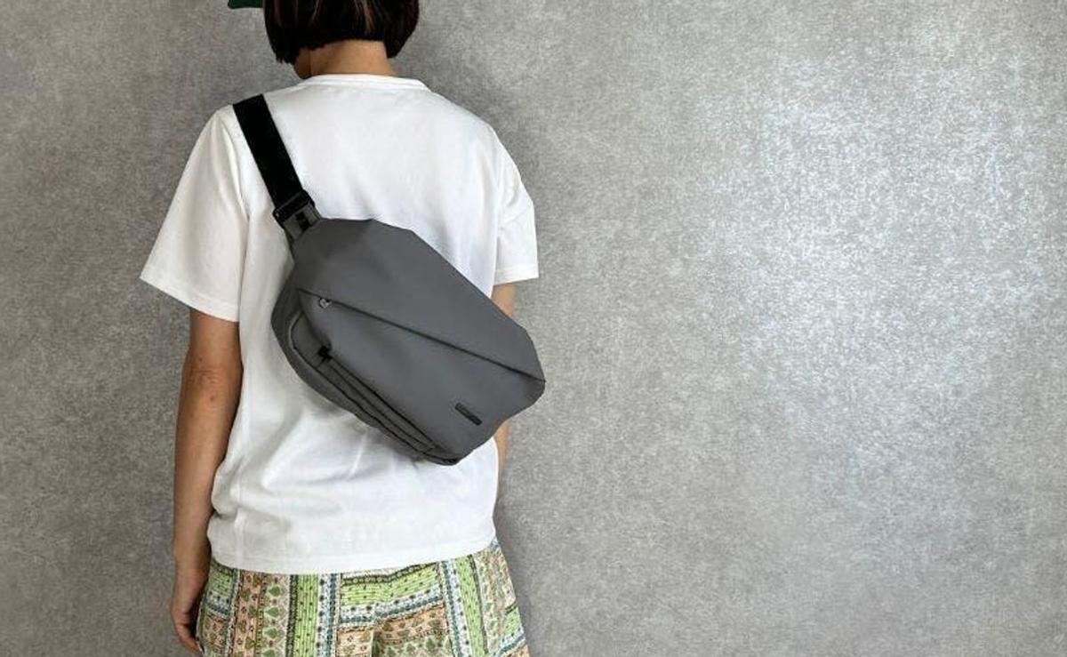 スマホやドリンクがすぐ出せる。ちょうどいい3.1L容量が嬉しいミニマルバッグ | ROOMIE（ルーミー）