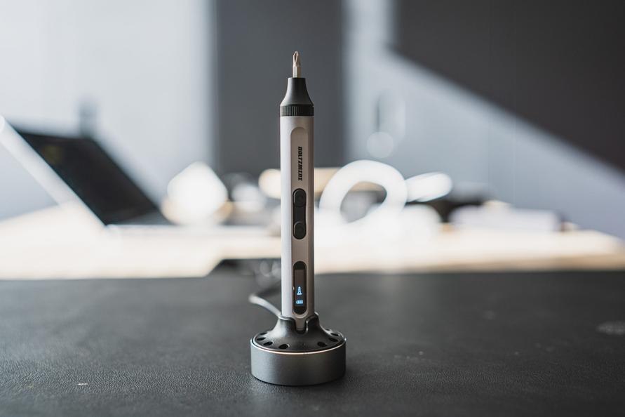 ペン立てにも収納できます。「BOLTZ MINI」は一本あると便利なミニ電動ドライバーでした | ROOMIE（ルーミー）