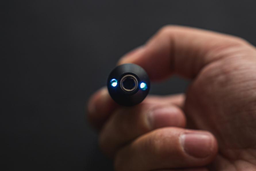 ペン立てにも収納できます。「BOLTZ MINI」は一本あると便利なミニ電動ドライバーでした | ROOMIE（ルーミー）