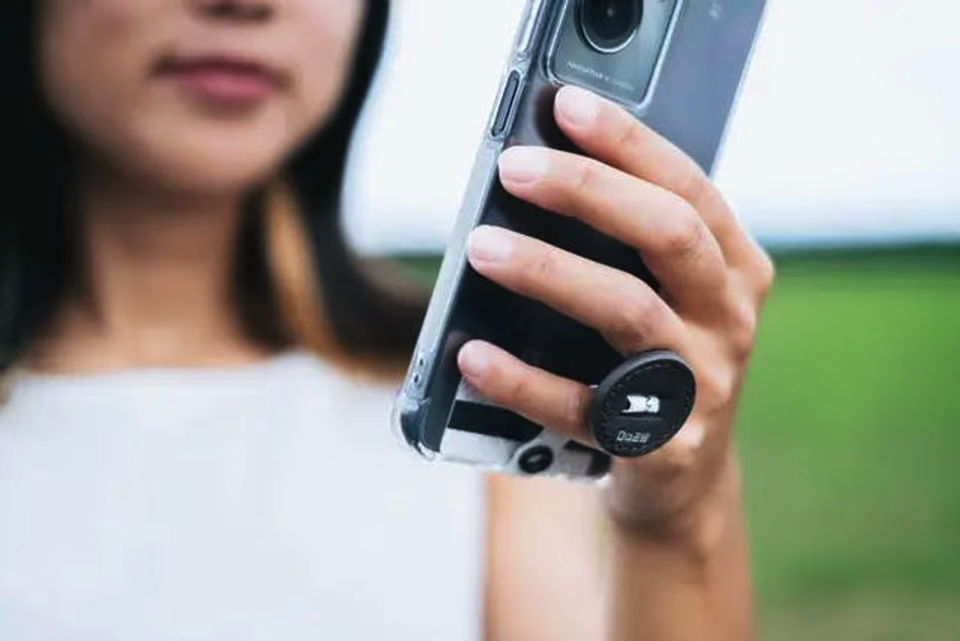 スマホの持ち方から姿勢を変える！新発想スマホリング『SYANTO-CATCH』 | ROOMIE（ルーミー）