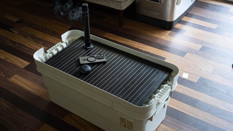 IKEAで見つけた「敷くだけテーブル」で、ソファの快適度がぐんとアップ。これはもう動けないかも | ROOMIE（ルーミー）