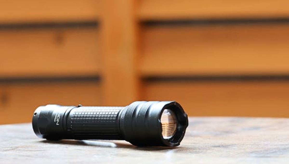 ランタンもスポットも1台でOK。ULパッカーがうれしい73gのLEDライト | ROOMIE（ルーミー）