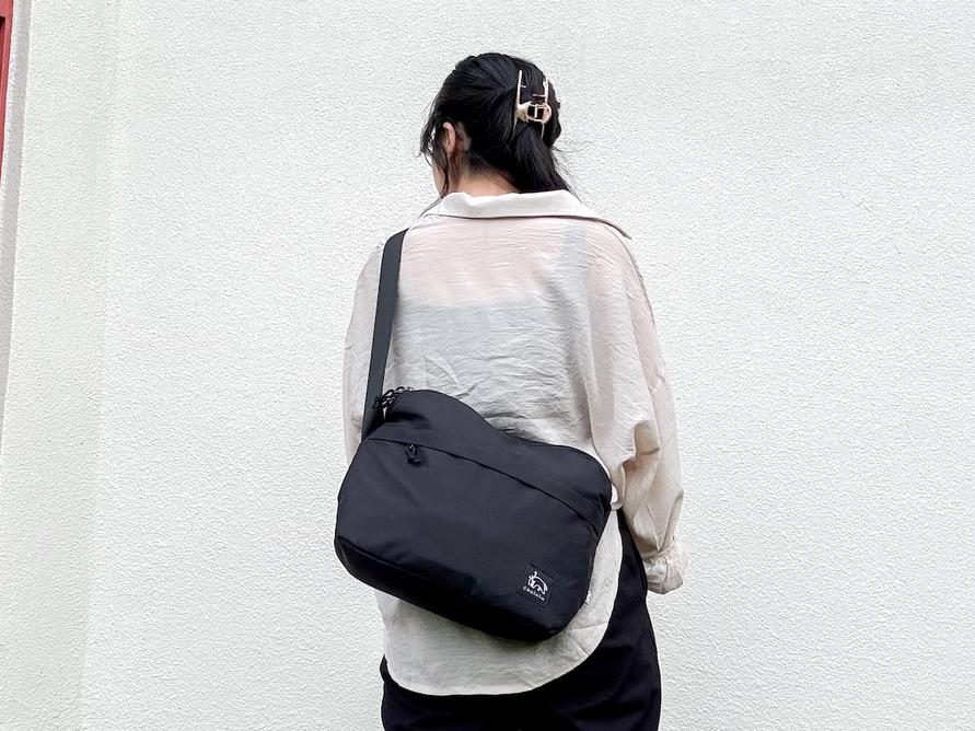 専門メーカーのカメラバッグを普段使いしてみたら、 撮影も移動もぐっと快適になったんだ | ROOMIE（ルーミー）