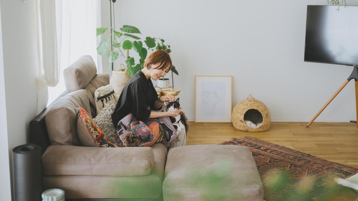 與貓同住的 2LDK 質感宅：用旅行雜貨打造心動感毛孩之家 - Roomie
